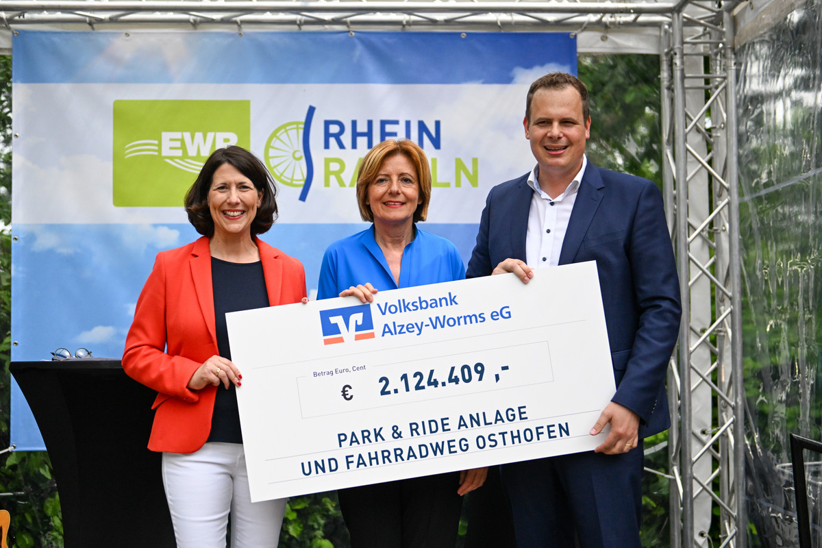 Ministerpräsidentin Malu Dreyer und Verkehrsministerin Daniela Schmitt übergeben beim ...