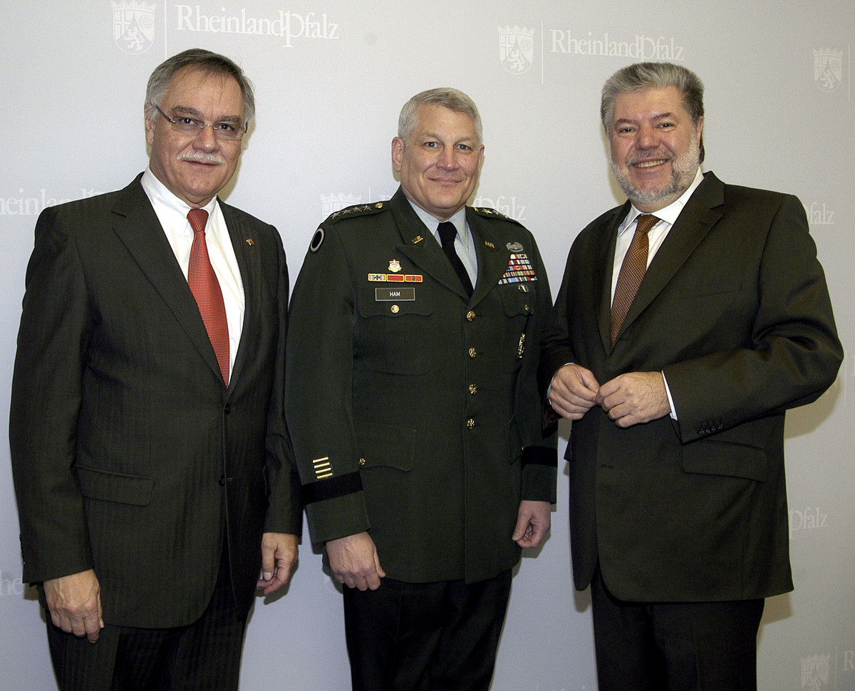 General Ham überbringt Ministerpräsident Beck gute Nachrichten ...