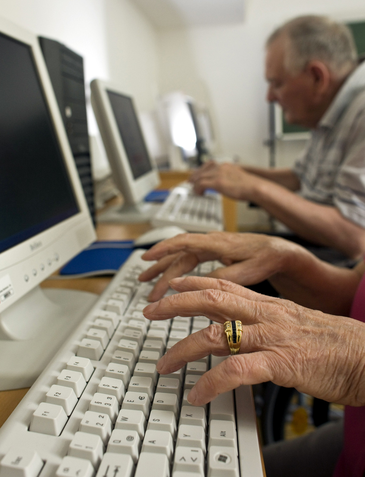 Ministerpräsident Kurt Beck besucht Seniorenbüro . Internetportal des Landes Rheinland-Pfalz