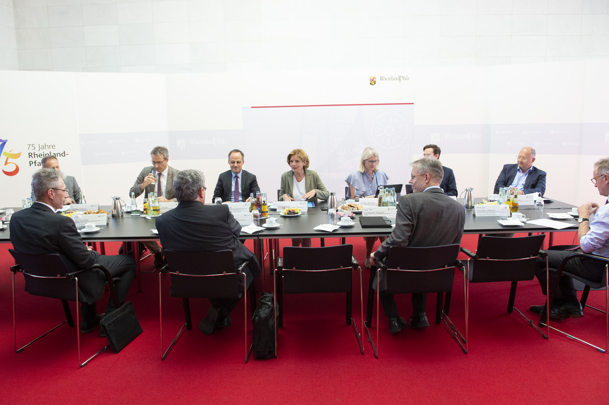 Ministerpräsidentin Malu Dreyer berät sich mit Corona-Expertenteam - Rheinland-Pfalz richtet den ...