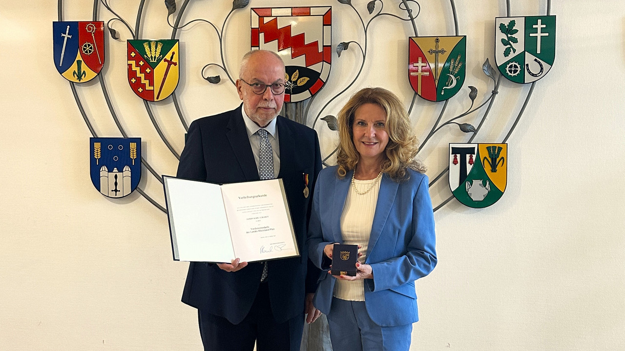 Staatssekretärin Heike Raab überreicht Landesverdienstmedaille an Karl ...